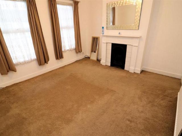 3 bedroom end of terrace house to rent