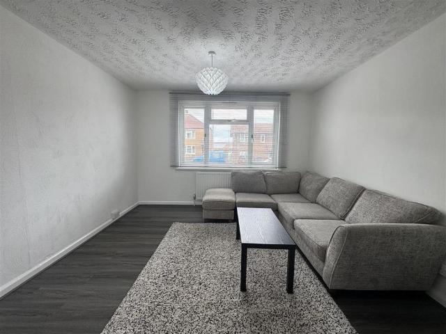 3 bedroom end of terrace house to rent
