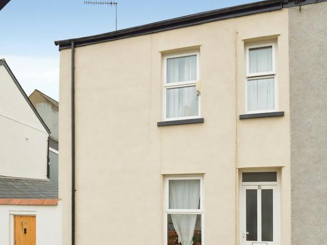 3 bedroom end of terrace house to rent