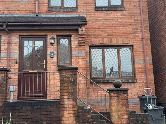 3 bedroom end of terrace house to rent