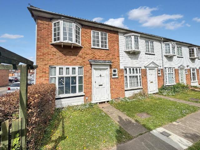 3 bedroom end of terrace house to rent