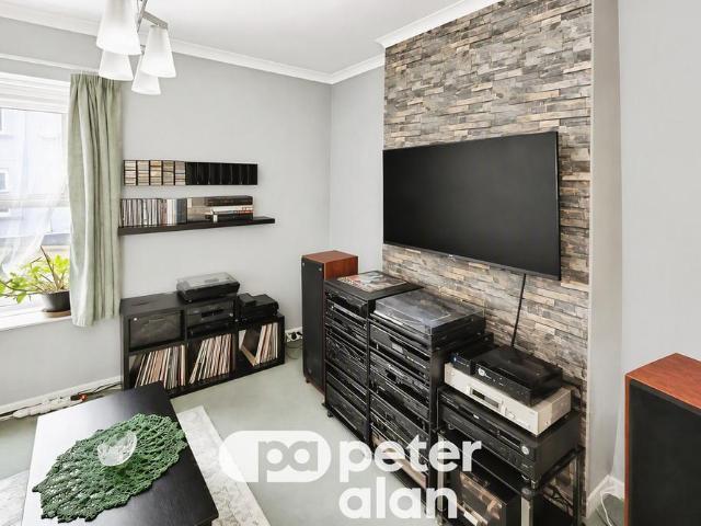 3 bedroom end of terrace house to rent