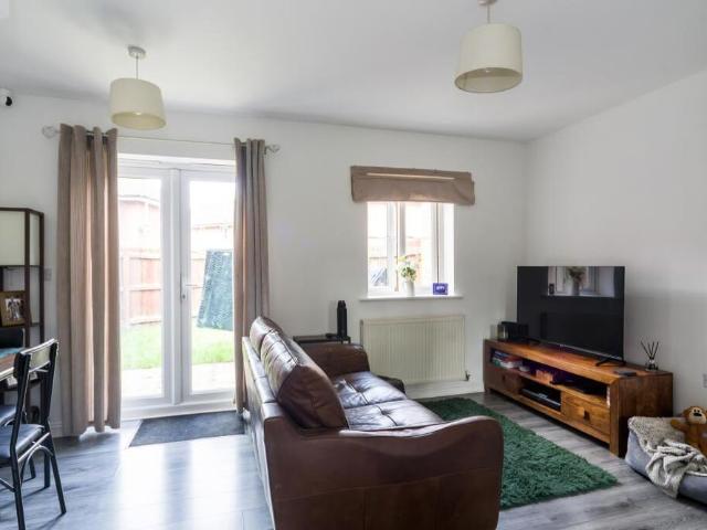 3 bedroom end of terrace house to rent