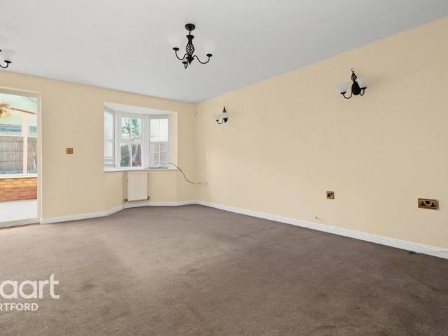 3 bedroom end of terrace house to rent