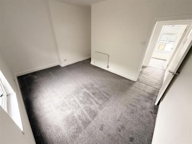 3 bedroom end of terrace house to rent