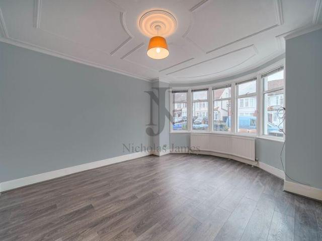 3 bedroom end of terrace house to rent