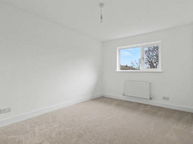 3 bedroom end of terrace house to rent