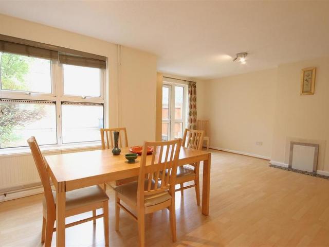 3 bedroom end of terrace house to rent