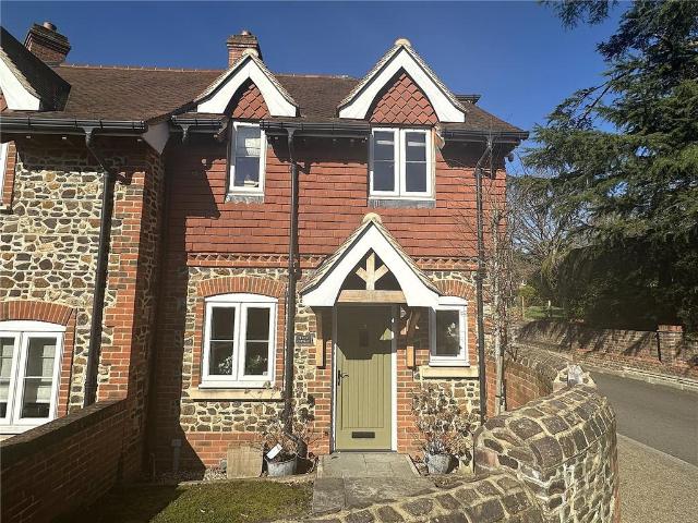 3 bedroom end of terrace house to rent