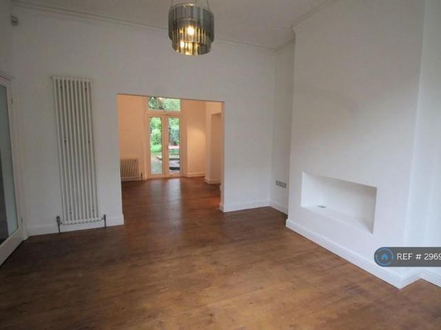 3 bedroom end of terrace house to rent