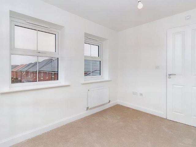 3 bedroom end of terrace house to rent
