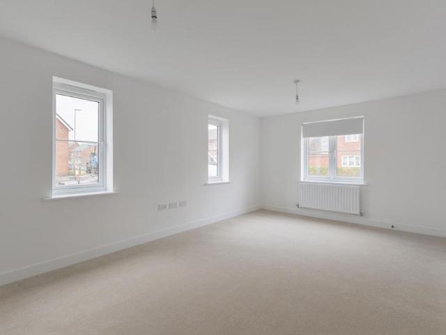 3 bedroom end of terrace house to rent