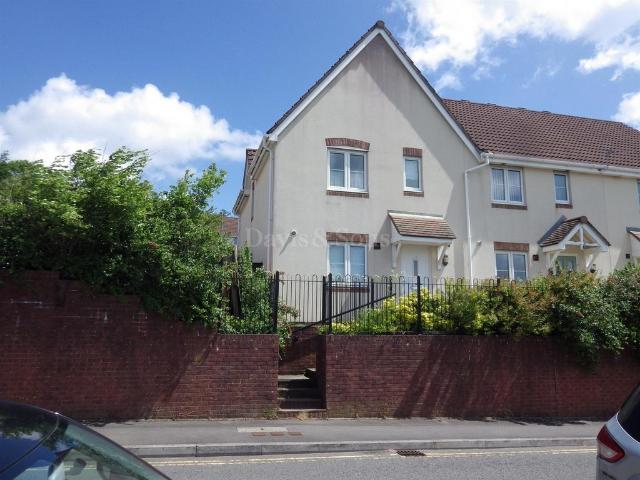 3 bedroom end of terrace house to rent