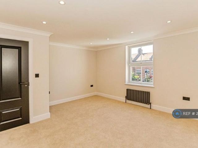 3 bedroom end of terrace house to rent