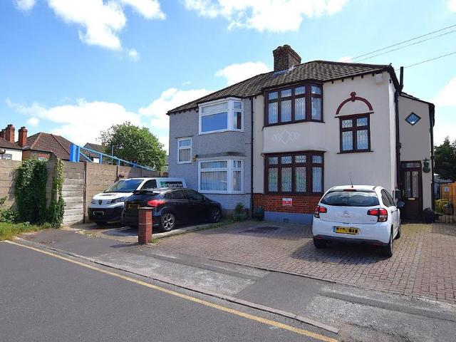 3 bedroom end of terrace house to rent