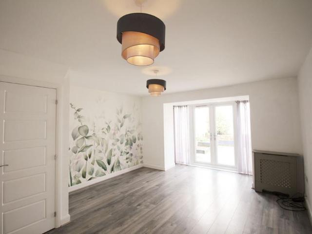 3 bedroom end of terrace house to rent