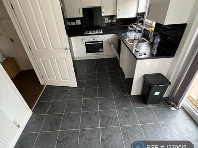 3 bedroom end of terrace house to rent