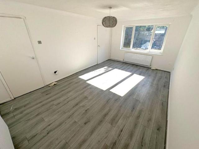 3 bedroom end of terrace house to rent