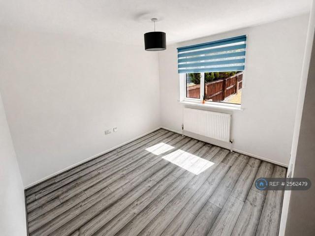 3 bedroom end of terrace house to rent