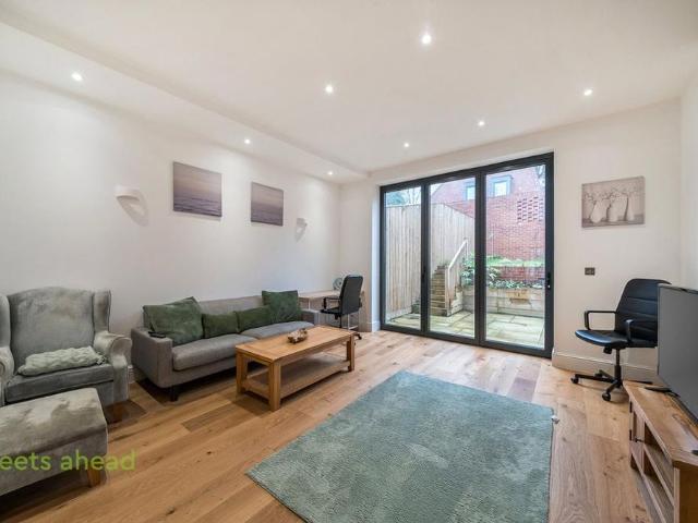 3 bedroom end of terrace house to rent