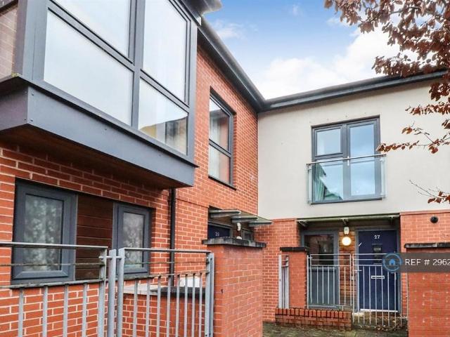 3 bedroom end of terrace house to rent