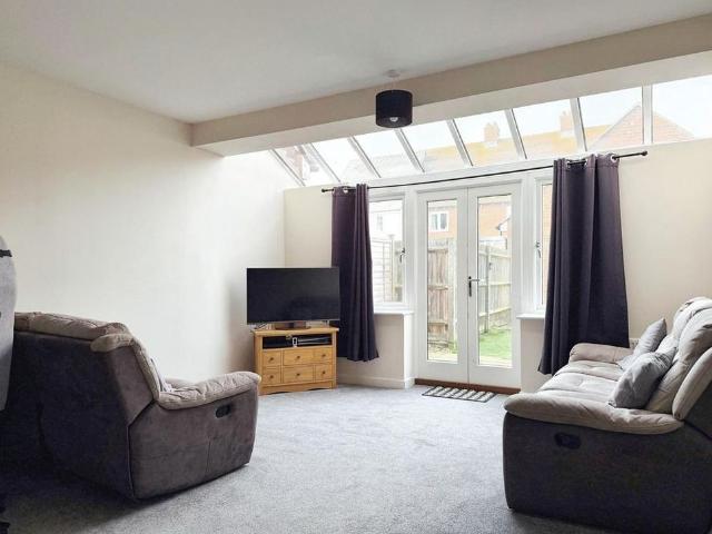 3 bedroom end of terrace house to rent