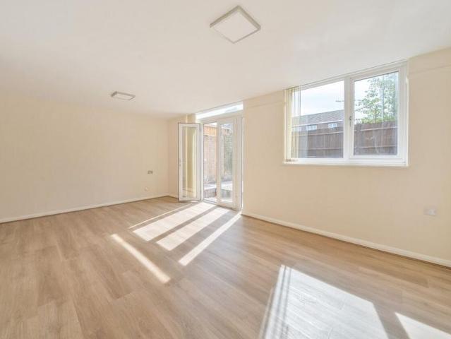 3 bedroom end of terrace house to rent