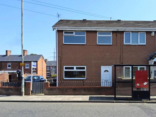 3 bedroom end of terrace house to rent