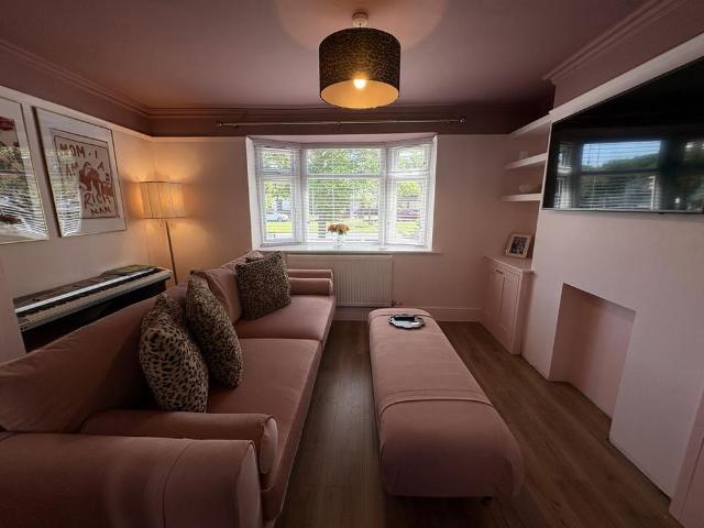 3 bedroom end of terrace house to rent