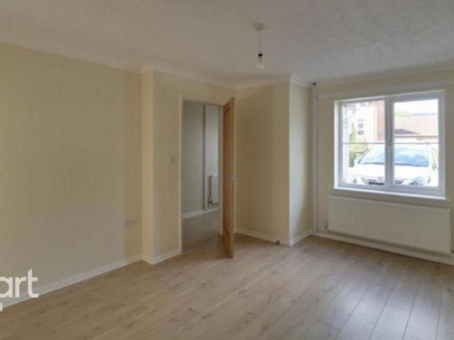 3 bedroom end of terrace house to rent