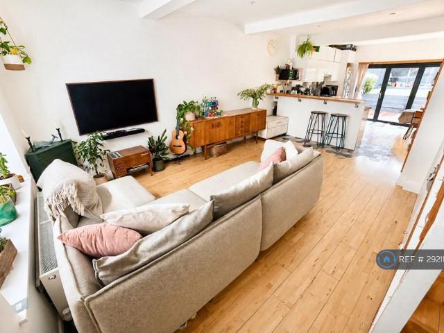 3 bedroom end of terrace house to rent