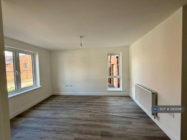 3 bedroom end of terrace house to rent