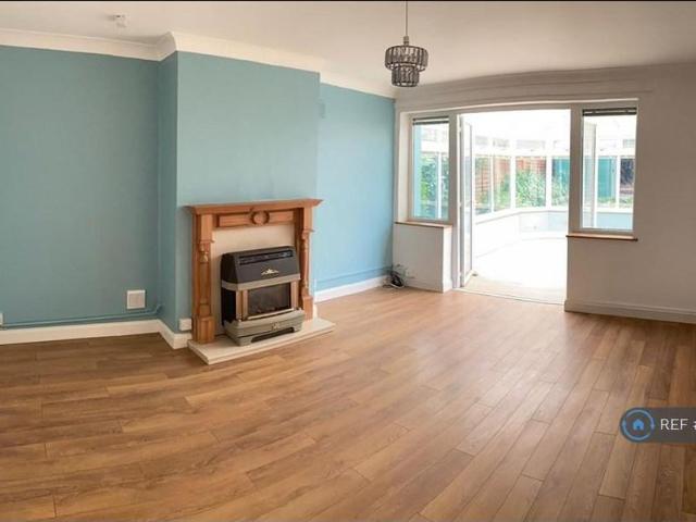 3 bedroom end of terrace house to rent