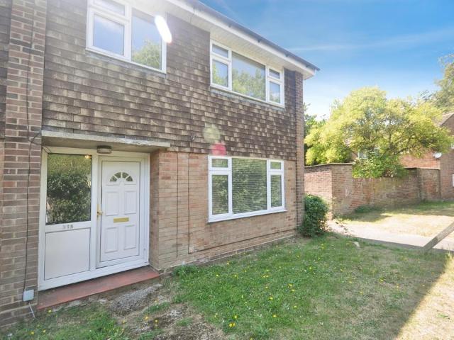 3 bedroom end of terrace house to rent