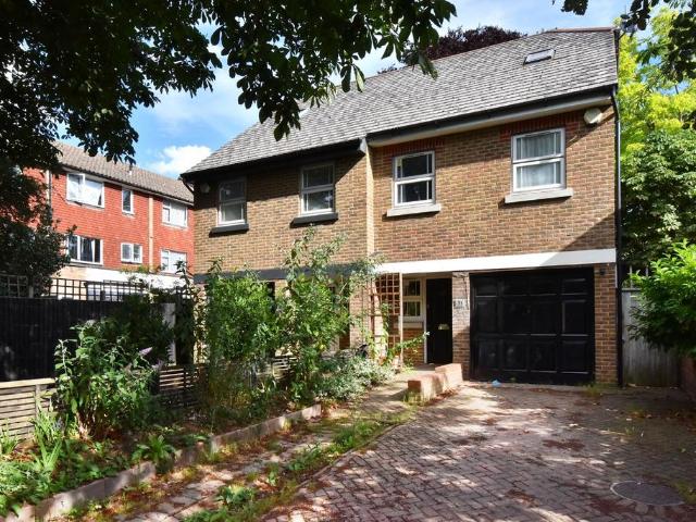 3 bedroom end of terrace house to rent