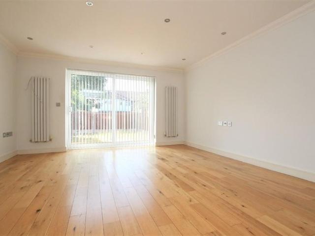 3 bedroom end of terrace house to rent