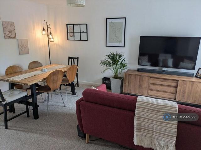 3 bedroom end of terrace house to rent