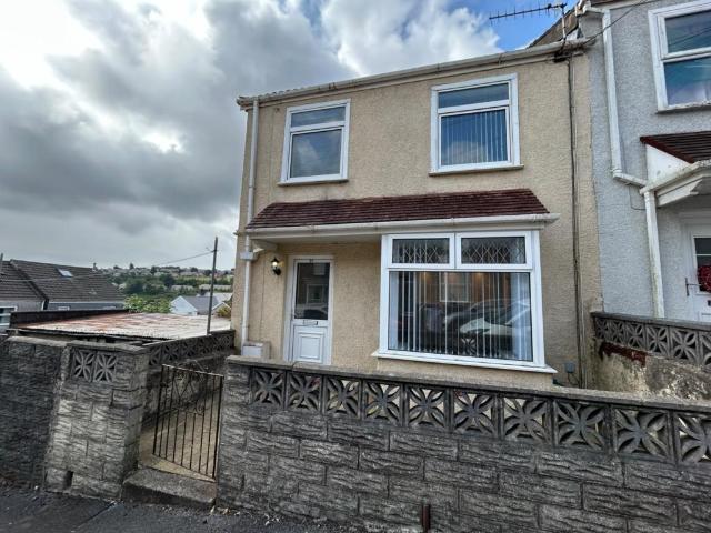 3 bedroom end of terrace house to rent
