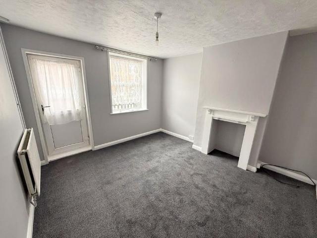 3 bedroom end of terrace house to rent