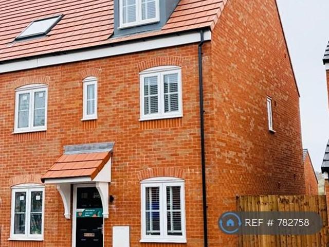 3 bedroom end of terrace house to rent
