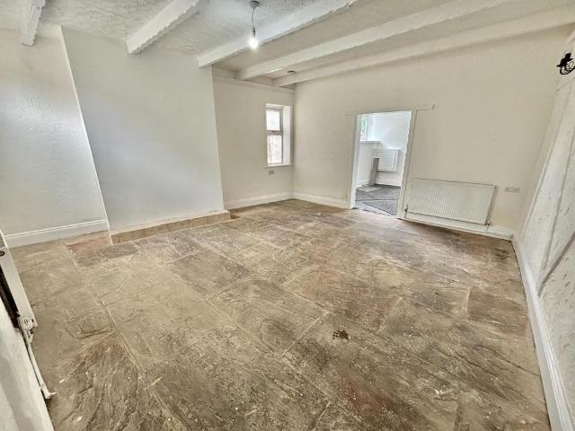 3 bedroom end of terrace house to rent