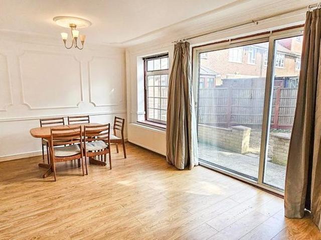 3 bedroom end of terrace house to rent