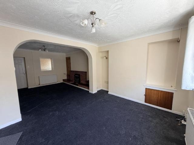 3 bedroom end of terrace house to rent