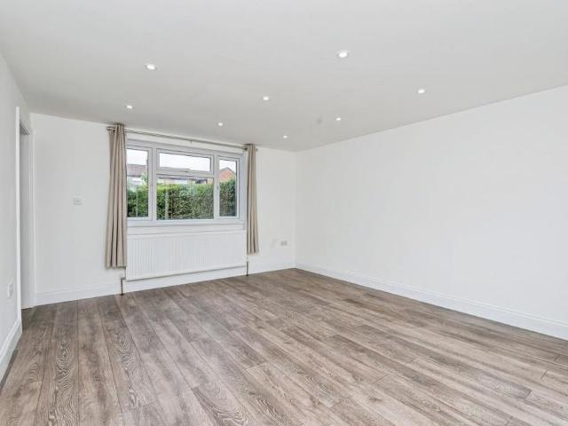 3 bedroom end of terrace house to rent