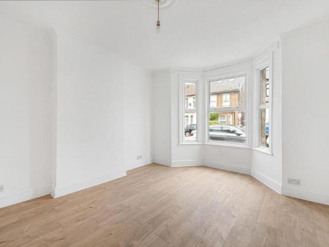 3 bedroom end of terrace house to rent