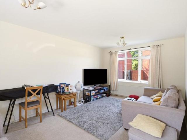 3 bedroom end of terrace house to rent