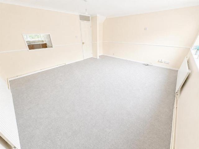 3 bedroom end of terrace house to rent