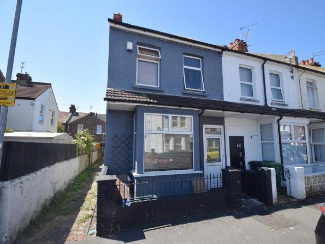 3 bedroom end of terrace house to rent