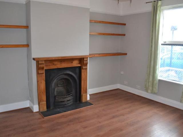 3 bedroom end of terrace house to rent