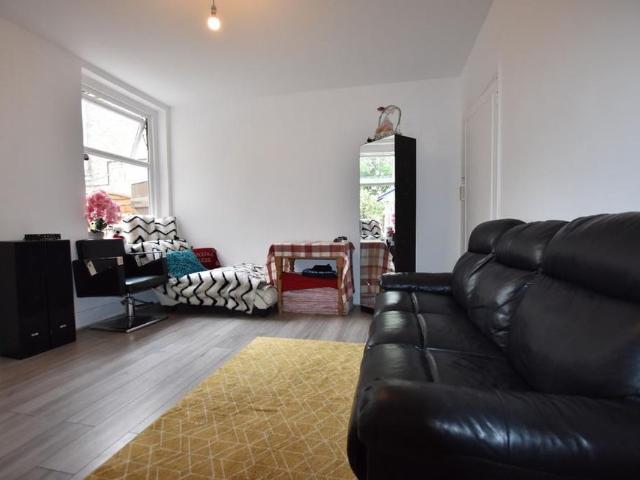3 bedroom end of terrace house to rent
